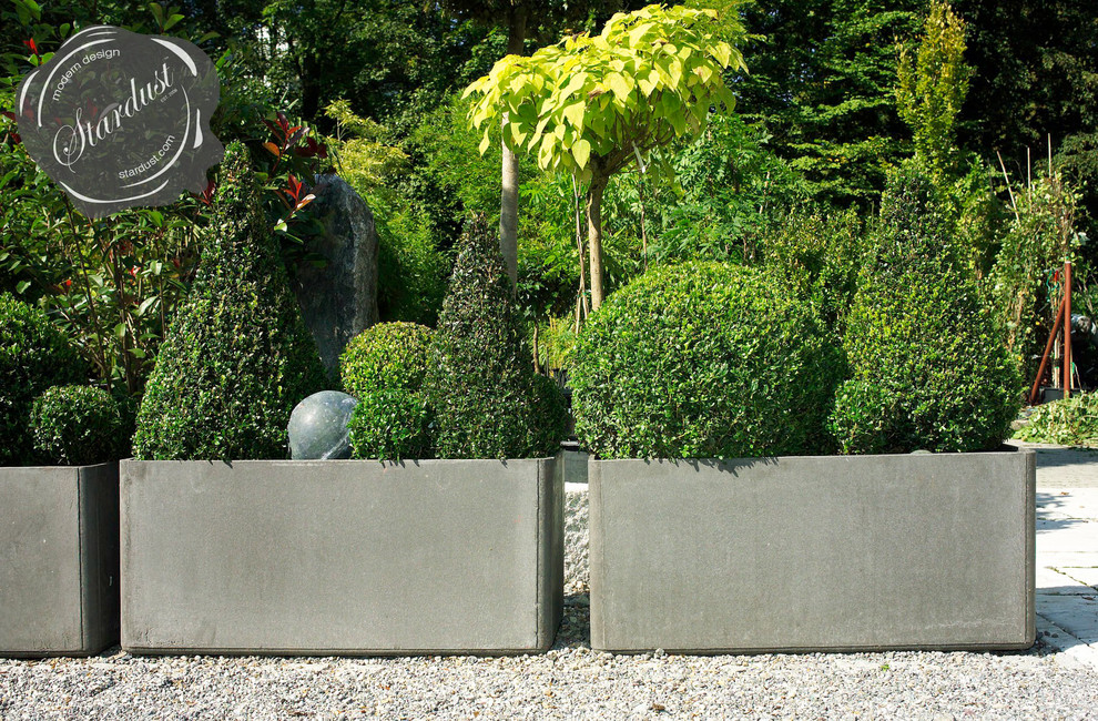 Modern Landscape and Patio Design with Large Modern Garden Planters ...