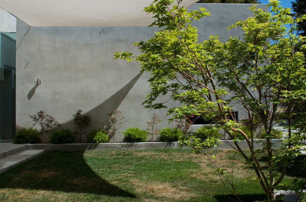Modern Landscape Design with Shade Sail shadow - Moderne - Terrasse et ...