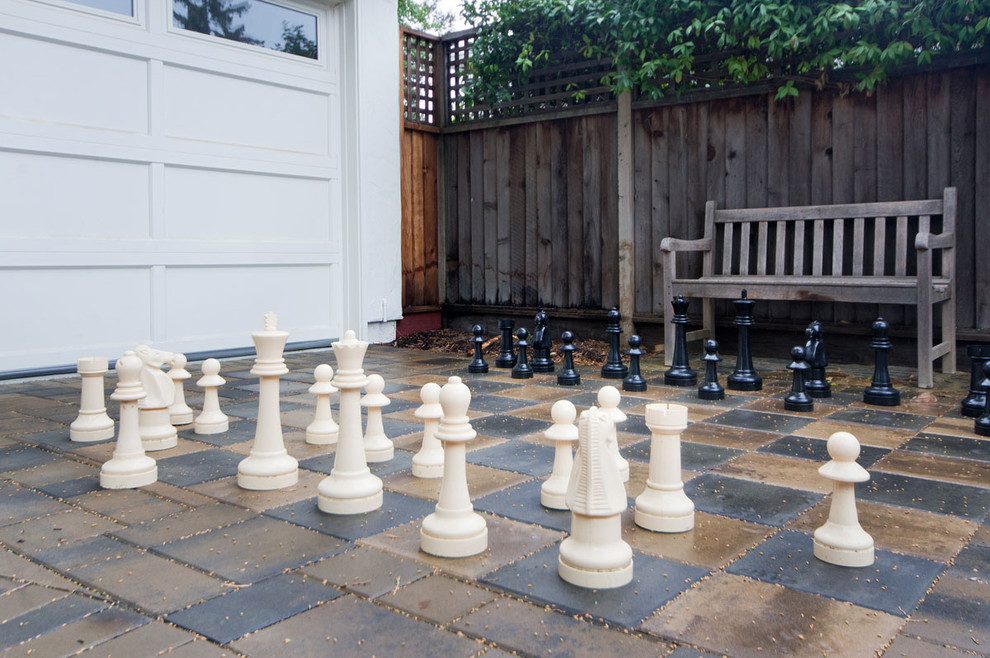 Outdoor Chess set on Paver Driveway - Éclectique - Terrasse et Patio ...