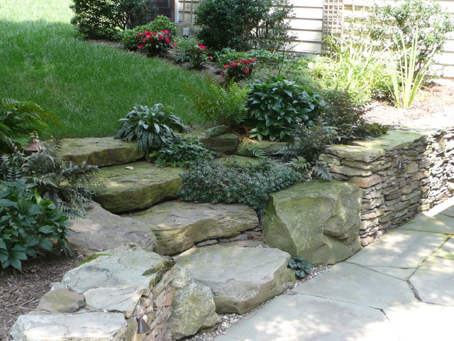 Outdoor flagstone patio with dry stack seat wall - Rústico - Jardín ...