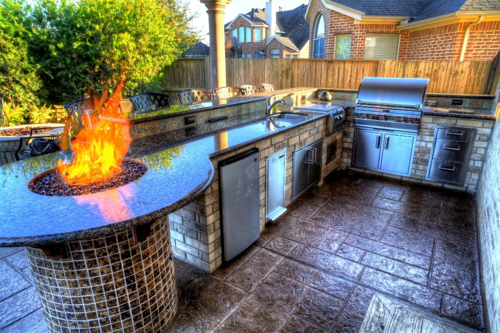 Outdoor Kitchen with fire feature - Patio - Houston - de Absolutely ...