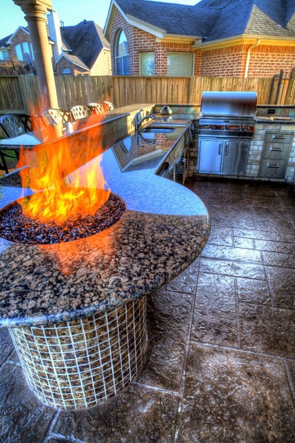 Outdoor Kitchen with fire feature - Terrasse et Patio - Houston - par ...