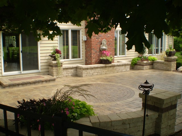 Patio w/ planting boxes, seat walls & pillars - Traditional - Patio ...