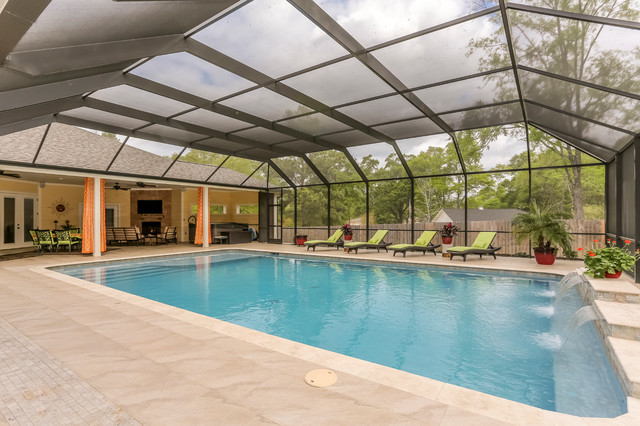 Patio with Fireplace with Screened Pool Enclosure - Clásico renovado ...