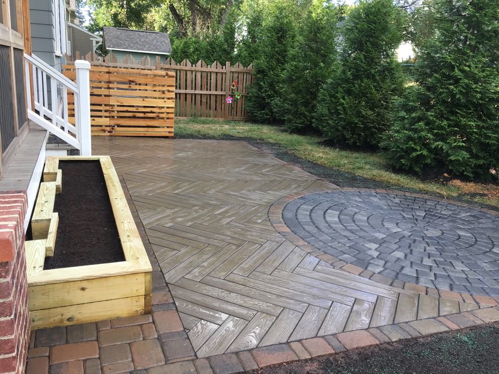 Paver Patio, HVAC Screen, and Raised Planter Bed - Clásico renovado ...