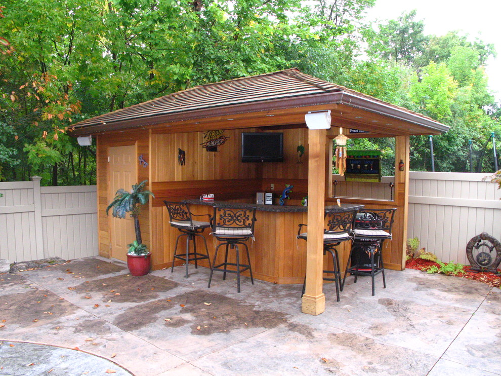 Pool with Outside Bar - Klassisch - Patio - Toronto - von Pools For ...