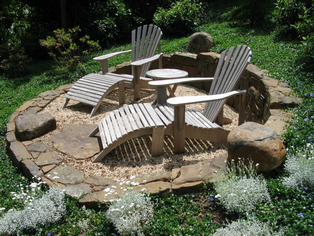 seating in stone circle with ground cover - Méditerranéen - Terrasse et ...