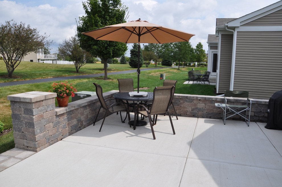 Shorewood - Seat wall & Pillars around concrete patio - Patio - Chicago ...