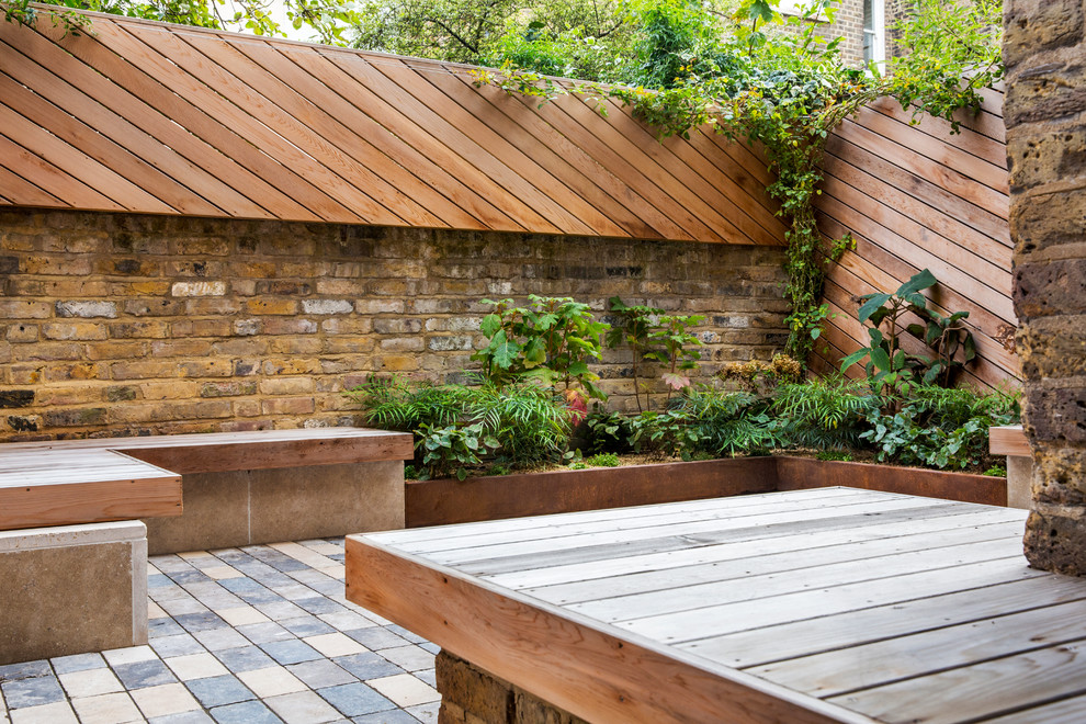 Small rear garden for a terraced house - Contemporary - Patio - London ...
