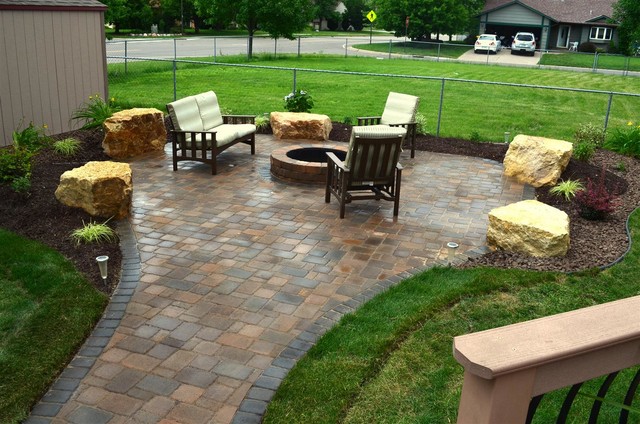 South Metro Patio with Boulder Seating - Terrasse et Patio ...