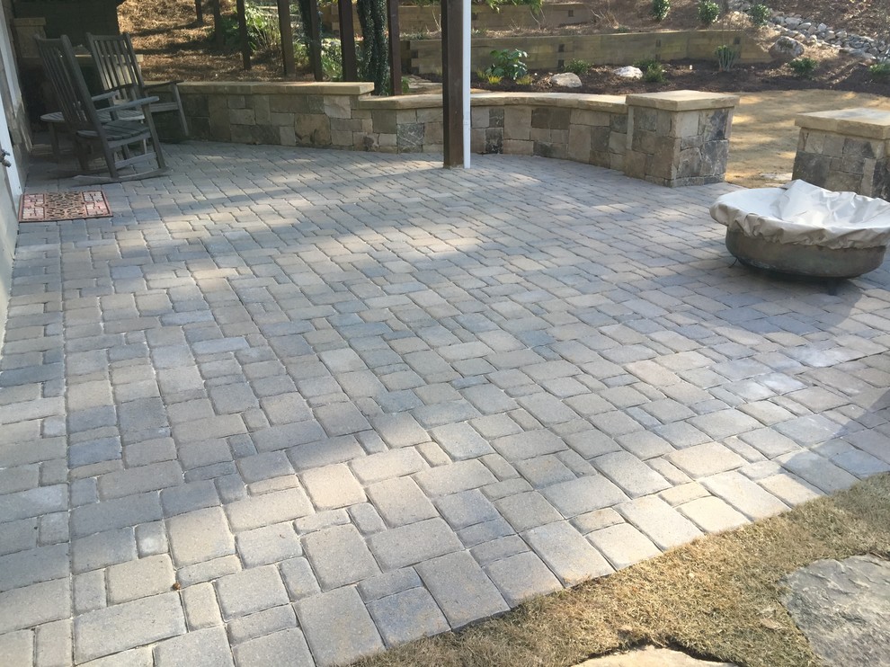 Stone bench, columns, and paver patio - Craftsman - Terrasse et Patio ...