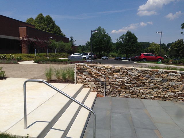 stone wall, huge pavers, concrete steps - Contemporáneo - Patio ...