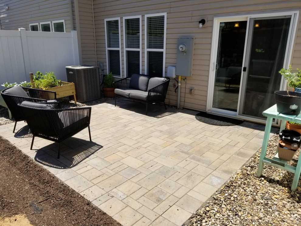 Techo-Bloc EVA Patio with Decorative Gravel Beds - Transitional - Patio ...