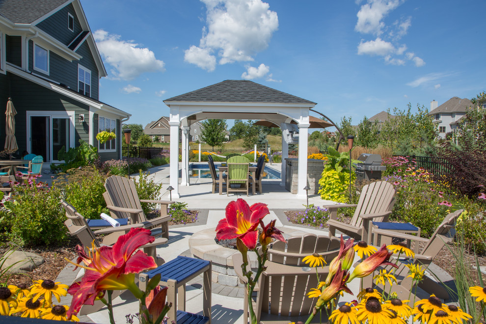 Traditional Pool and Cabana - Cedarburg - Traditional - Patio ...