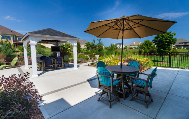 Traditional Pool and Landscape - Cedarburg - Traditional - Patio ...