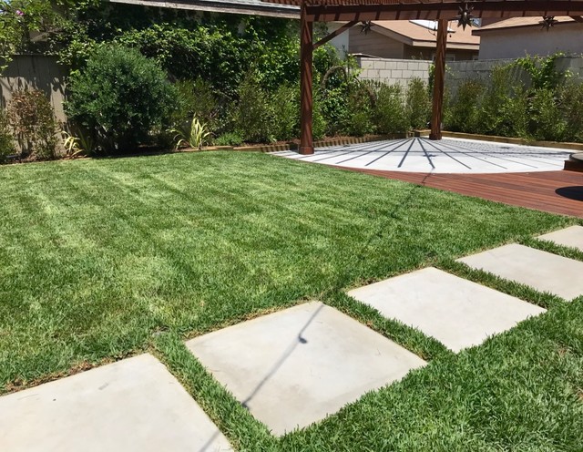 Turf grass with pre-cast pavers to deck beginning. - Contemporain ...