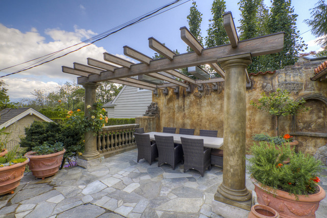 Tuscan Outdoor Kitchen - Méditerranéen - Terrasse et Patio - Vancouver ...