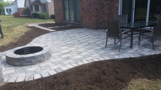 Unilock Brussels Patio w/ an Oaks Colonnade Border & Unilock Seat Wall ...