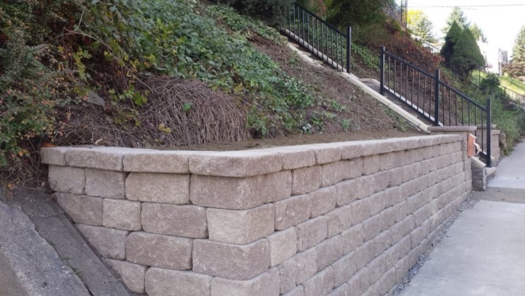Weathered Versa Lok wall, Diablo Veneer, Sandstone Steps - Modern ...