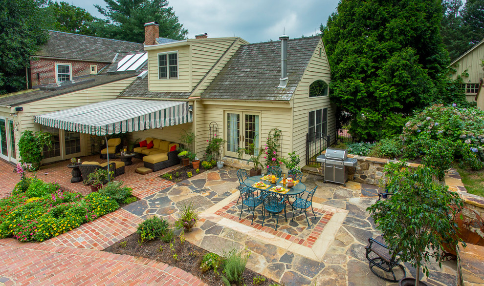 Wet-Laid Irregular Flagstone & Concrete Paver Patio - Patio ...