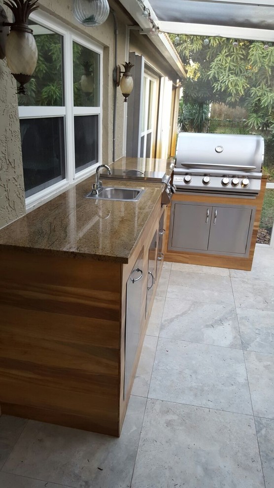 Wood-Look Tile Outdoor BBQ Kitchen - Moderno - Patio - Miami - de User ...