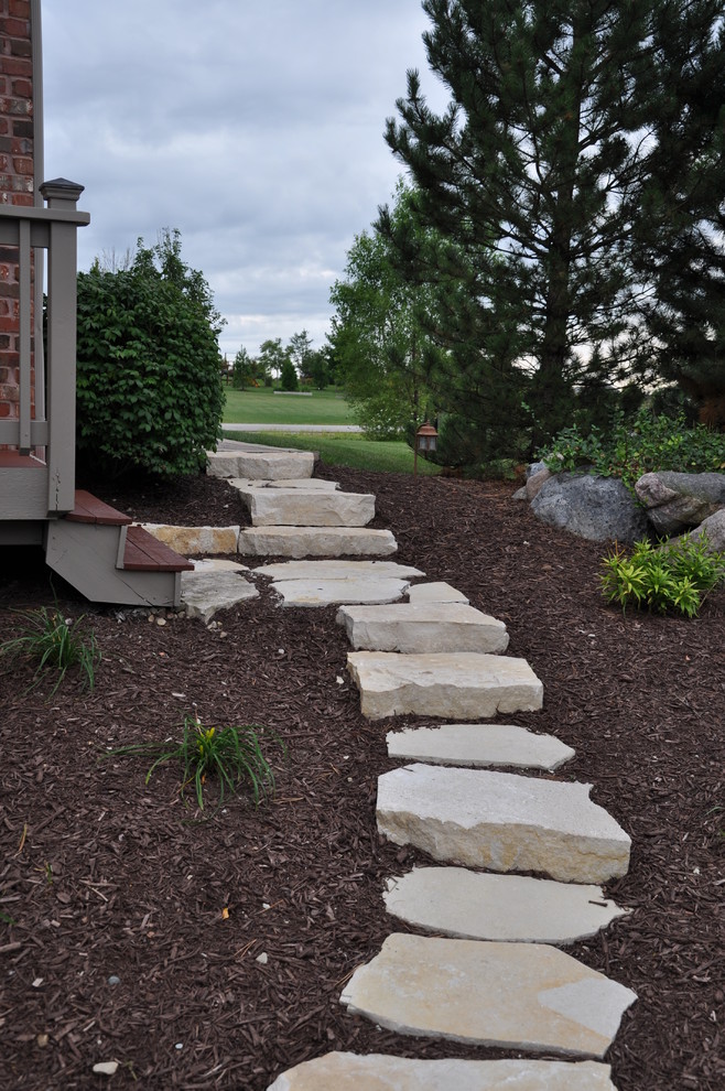 Yorkville - Outcropping Steps and Pond with Waterfall - Clásico ...