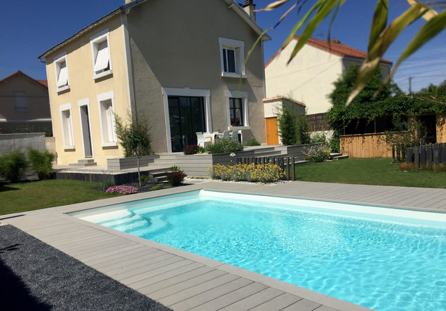 Aménagement des contours d'une piscine avec une terrasse en vois ...