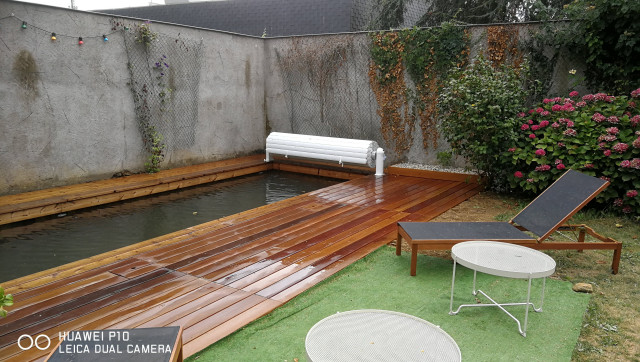 Piscine avec liner invisible et terrasse en bois exotique ...