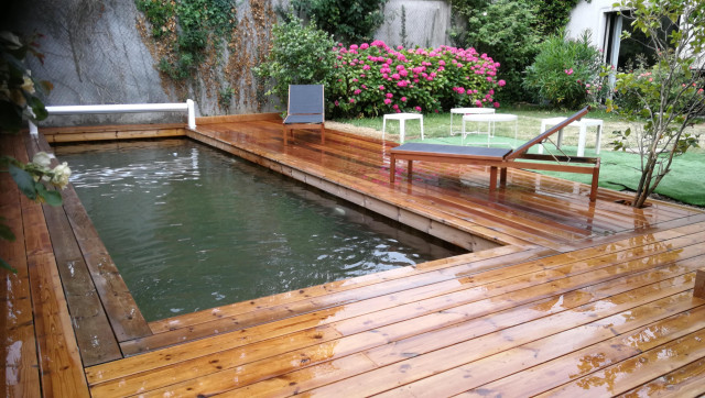 Piscine avec liner invisible et terrasse en bois exotique ...