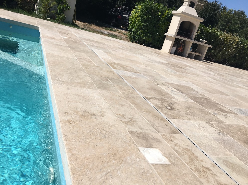 Terrasse et contour de piscine en travertin - Contemporain - Piscine ...