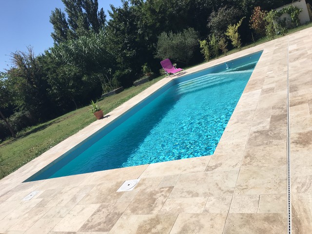 Terrasse et contour de piscine en travertin - Contemporain - Piscine ...