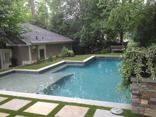 AWARD WINNING House synthetic turf backyard oasis - Classique - Piscine ...