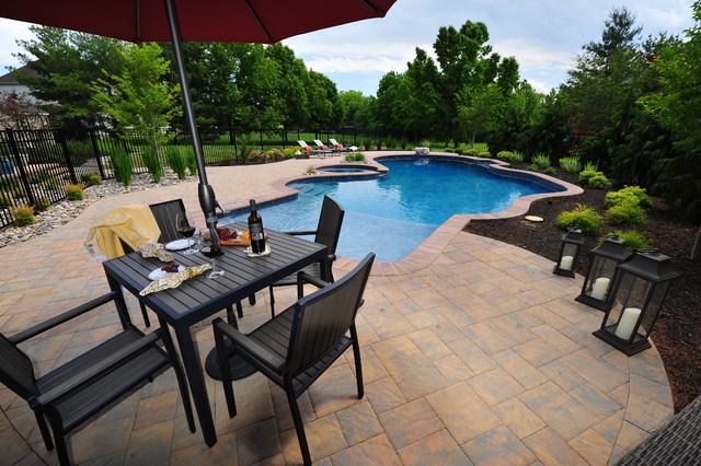 Backyard Oasis Free-Form Pool - Classique - Piscine - New York - par ...