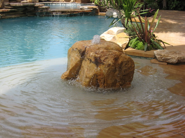 Boulder fountain in beach entry of swimming pool - Contemporain ...