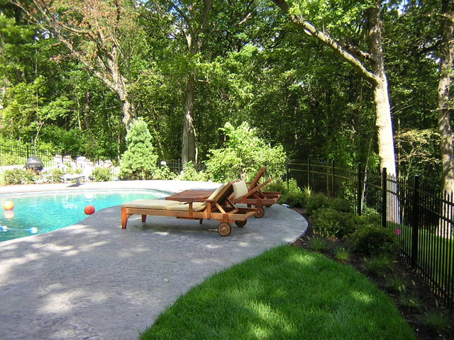 Brick Retaining Walls, Pool, and Landscape - Piscine - Chicago - par JJ ...