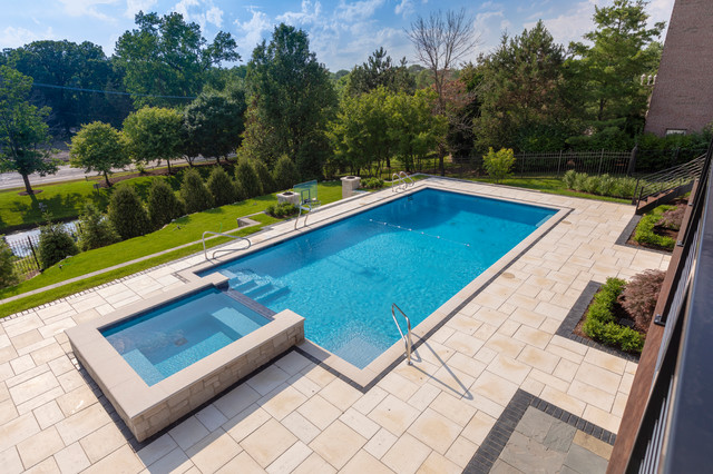 Burr Ridge Lap Pool with Raised Hot Tub and Waterfall - Clásico ...