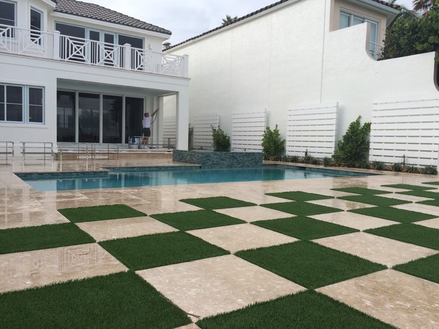 Contemporary Infinity Edge Spa & Pool Deck - Bord de Mer - Piscine ...