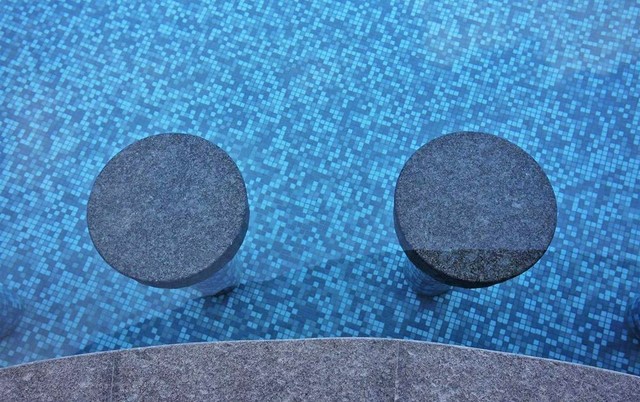 Contemporary pool with custom mosaic mix and pool seats - Contemporain ...