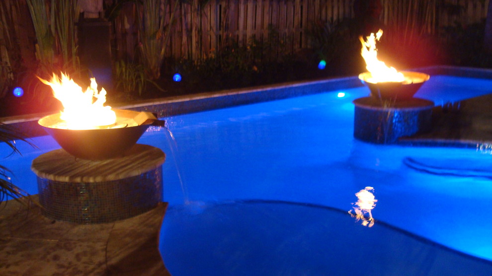 Contemporary Swimming Pool With Fire Features - Montanaro ...