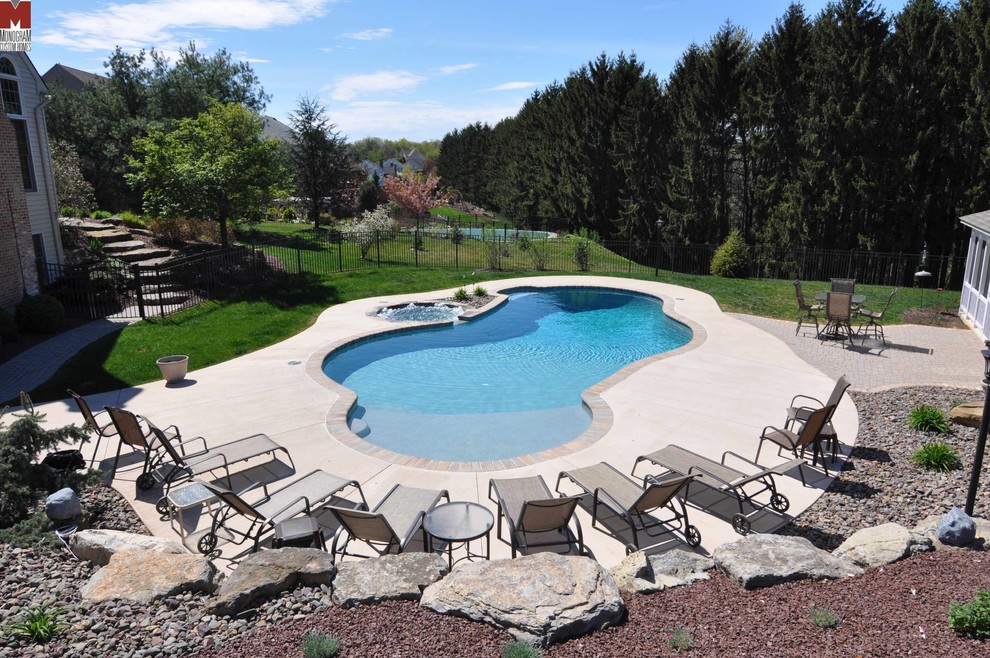 Custom Freeform Style Salt Water Inground Pool With Spa Contemporary
