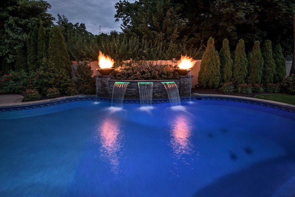 Custom swimming pool with water feature - Classique Chic - Piscine ...