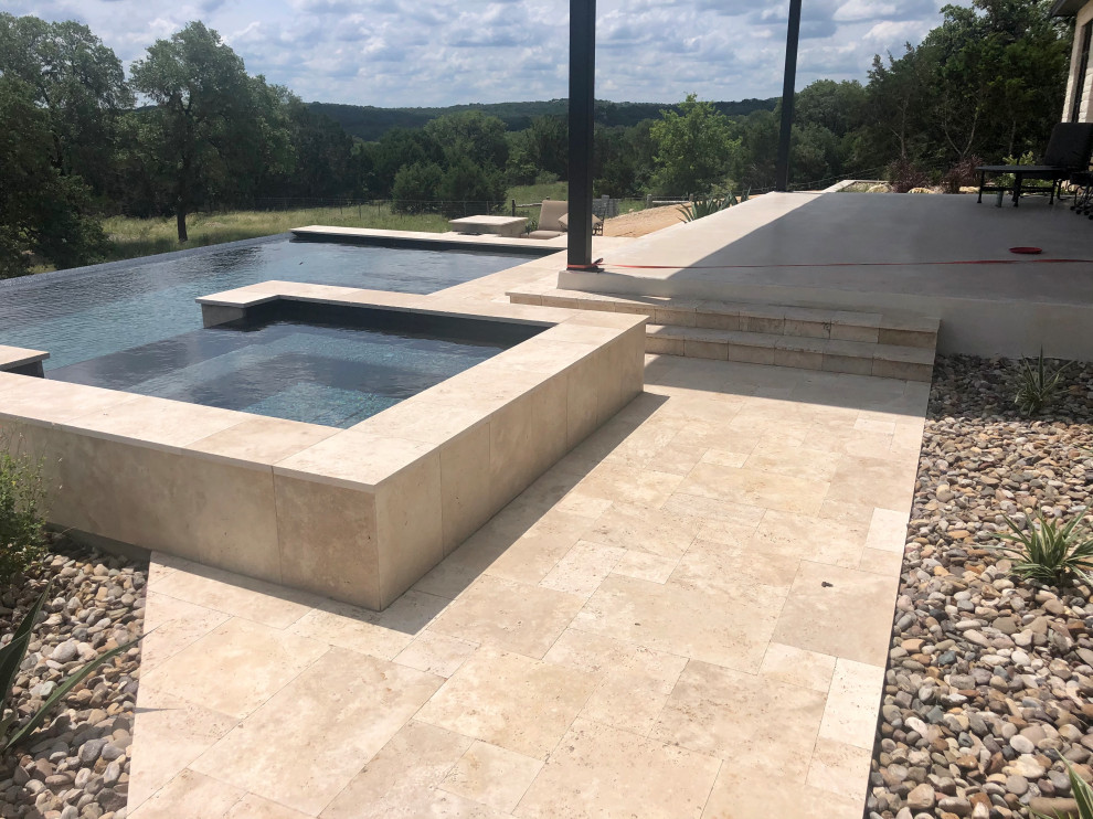 Double Vanishing Edge Pool and Spa - Moderno - Piscina - Austin - de ...