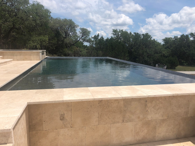 Double Vanishing Edge Pool and Spa - Moderno - Piscina - Austin - de ...