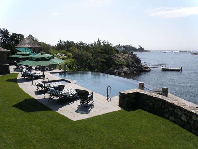 Exquisite infinity edge pool off of ocean - Classique - Piscine ...