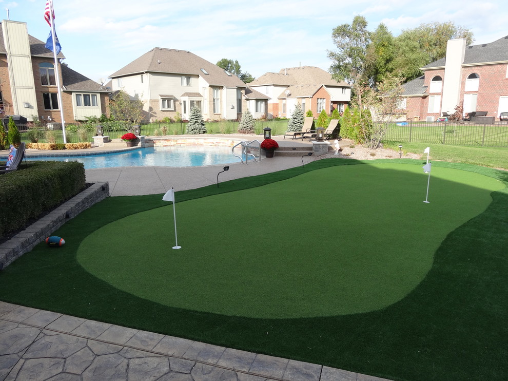 Freeform Pool with Raised Wall and Putting Green - Clásico - Piscina ...