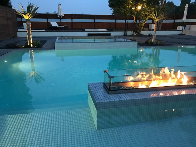 Fully Tiled Baja-Step with Pebble Rock Fire Feature - Moderne - Piscine ...