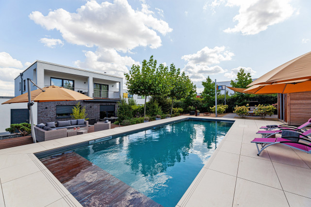 Villen Mit Pools Luxus Villa Mit Pool In Der Dämmerung Lizenzfreie