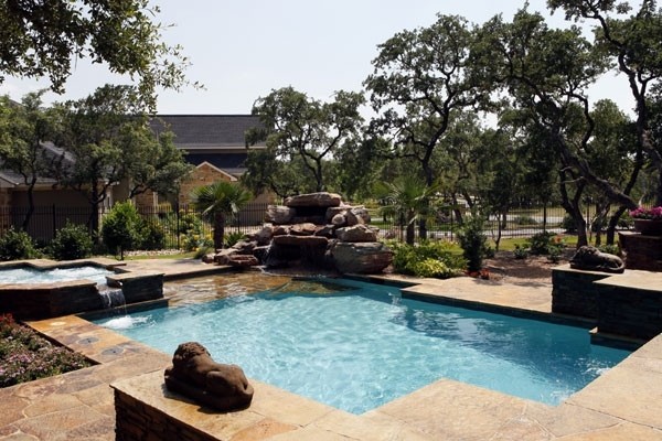 Geometric pool spa with waterfall and Sun shelf - Modern - Swimming ...