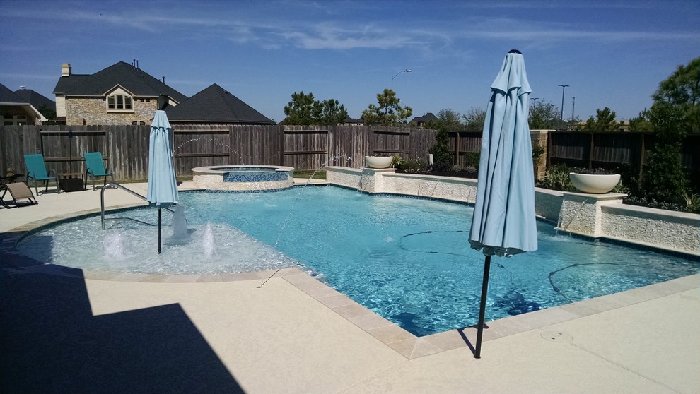 Geometric Pools with Raised Beam Water Feature Wall - Clásico - Piscina ...
