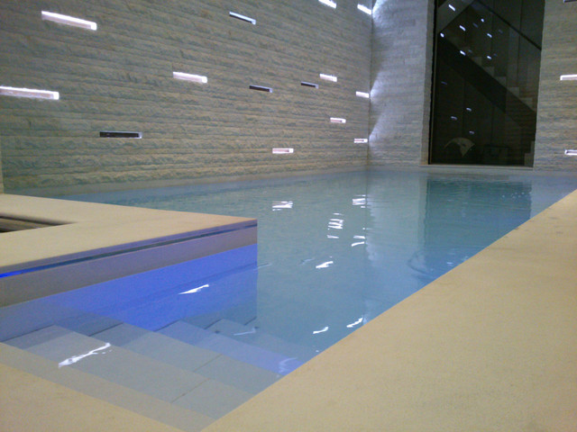 Indoor pool with aquatic floor retracted - Contemporain - Piscine - Los ...